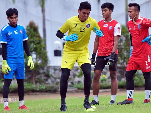Kiper Arema FC Mulai Latihan Bareng, Pelatih Fokus Benahi 3 Hal ini ... Kiper Arema FC Mulai Latihan Bareng, Pelatih Fokus Benahi 3 Hal ini ...